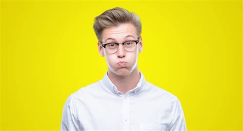 잘생긴 금발 젊은이 재미 있은 얼굴 뺨을 피 입 어 미친 식으로 팽창 입에 대한 스톡 사진 및 기타 이미지 입 가득 찬 감정 Istock