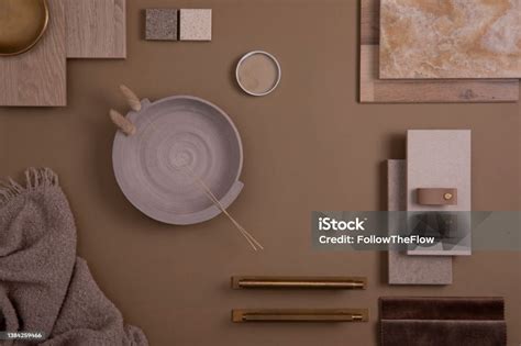 섬유 및 페인트 샘플 패널 및 타일 인테리어 디자이너 무드 보드의 창조적 인 평면 평지 구성 베이지색 브라운 그레이 컬러 팔레트 공간을 복사합니다 템플렛 무드보드에 대한