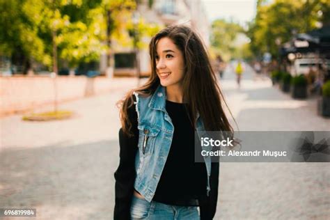 아름 다운 청소년 입은 청바지 스마트폰 얘기 고 도시에 있는 재미 거리에 대한 스톡 사진 및 기타 이미지 거리 걷기 마실 것 Istock