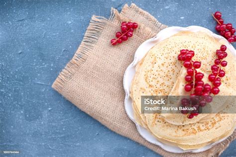 얇은 달콤한 팬케이크 전통적인 러시아 음식 봄입니다 축제 취급 합니다 집에서 아침 식사입니다 텍스트 또는 그림 엽서에 대 한 여유 공간 딸기에 대한 스톡 사진 및 기타