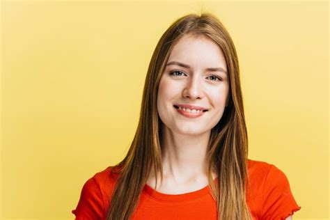 Premium Photo Smiley Blonde Girl Looking At The Camera