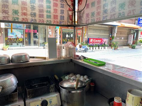 午餐女王廣東粥榮譽店的菜單評論圖片 台南市東區好吃CP值超高的粥餐廳 愛玩記