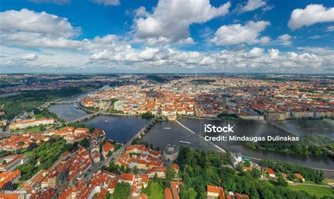 체코의 프라하 올드타운과 유명한 관광 명소가 있습니다 찰스 브리지 상징적 인 14 세기 구조와 전망 블타바 강과 프라하 도시 경관 도시를 방문해야 합니다 0명에 대한 스톡