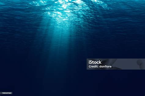 수중 배경에서 깊고 푸른 바다 파도가 완벽하게 매끄럽고 미세 입자가 흐르고 광선이 흐르고 있습니다 0명에 대한 스톡 사진 및 기타 이미지 Istock