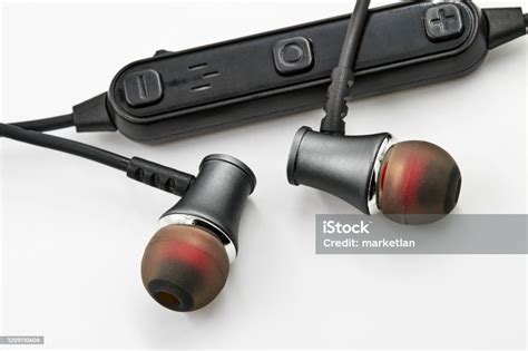 흰색 배경에 리모컨이 있는 검은색 빨간색 헤드셋입니다 클로즈업 선택적 초점 Mp3 플레이어에 대한 스톡 사진 및 기타 이미지 Mp3 플레이어 개인 장식품 검은색