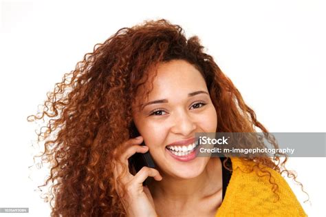 고립 된 흰색 배경에 대 한 휴대 전화에 곱슬 머리를 가진 아름 다운 젊은 여자를 닫습니다 20 29세에 대한 스톡 사진 및