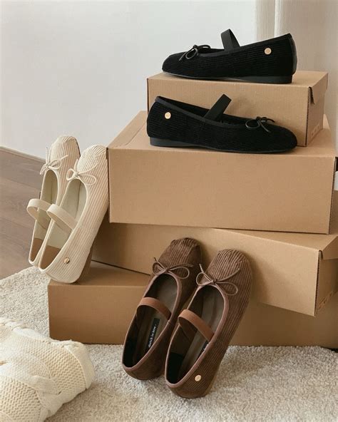 신발 여자신발 여성슈즈 아기신발 👠이도블리🌿 이도블리 요즘 인기 너무 많은 플랫 만족도 정말 높은 슈즈입니다 골덴으로 제작되었고 가운데 밴딩으로 안정감 있게