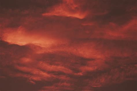 Un Ciel Rouge Avec Un Avion Volant Au Loin Photo Photo Brun Gratuite