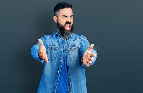 Hispano Con Barba Con Los Brazos Abiertos Haciendo Gesto Enorme Enojado Y Furioso Gritando