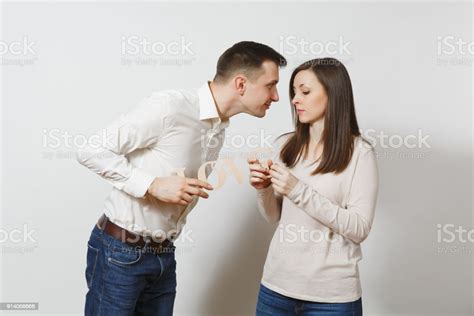 사랑에 젊은 귀여운 커플 남자와 여 자가 나무 단어로 사랑에 고립 된 흰색 배경 광고에 대 한 공간을 복사 합니다 성 발렌타인의 날 국제 여성의 날 생일 휴가 개념 2월에