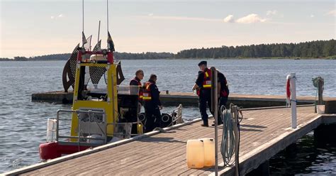 Tom Segelbåt Drev I Havet Polisen Söker Försvunnen Person Svt Nyheter