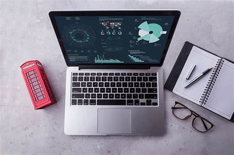 최고 보기 통계 데이터와 랩톱 컴퓨터의 화면에 금융 그래프 차트 데이터 분석 및 프로젝트 관리 개념에 대 한 비즈니스 소프트웨어를 사용 하 여 작업 결정에 대한 스톡 사진