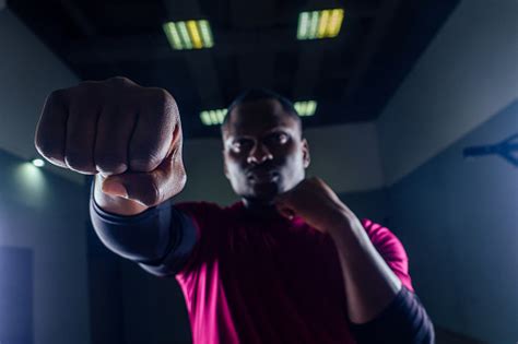 주먹 검은 배경 체육관에 젊은 아프리카 계 미국인 남자 스포츠 복서의 초상화 위험한 위협적인 시선 타격 25 29세에 대한 스톡 사진 및 기타 이미지 Istock