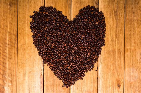 검은 나무 배경에 마음의 형태로 구운 커피 콩 상단보기 텍스트 복사 공간 커피 사진을 닫습니다 0명에 대한 스톡 사진 및 기타 이미지 Istock