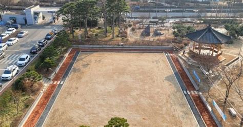 전북특별자치도청사 잔디광장 놀이마당 ‘맨발 황톳길 개장