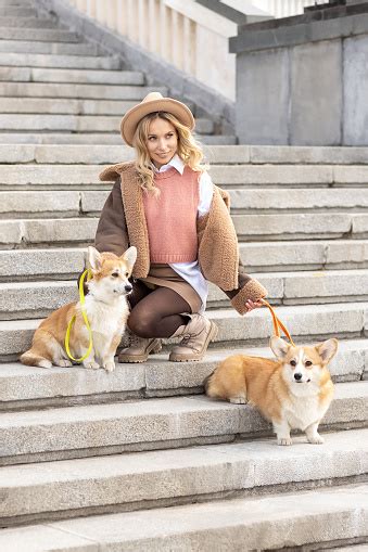 웨일스 어 Corgipembroke 개와 함께 공원에서 산책하는 모자를 쓴 젊은 금발 여성 봄 Junts Pel Sí에 대한 스톡 사진 및 기타 이미지 Istock