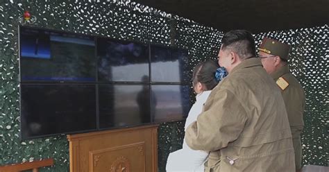 손 꼭 잡고 백허그…김정은 딸 사진 추가 공개 외신 “후계자 점찍었나”