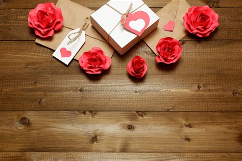 사랑 발렌타인 여성의 날 관계 선물과 봉투로맨틱 템플릿 갈색 공예 종이에 싸여 나무 보드에 활 라벨 3d 수제 종이 장미와 꼬기로 묶여 0명에 대한 스톡 사진 및 기타