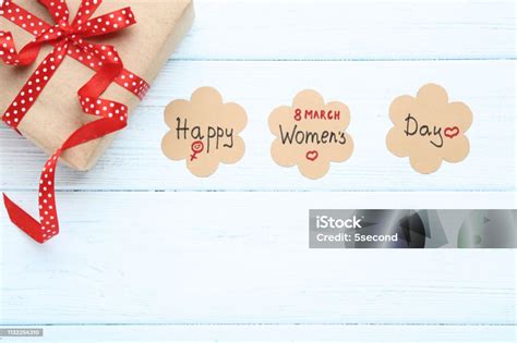 목 제 테이블에 선물 상자를 가진 텍스트 행복 한 여자의 날 0명에 대한 스톡 사진 및 기타 이미지 0명 개념 개념과 주제 Istock