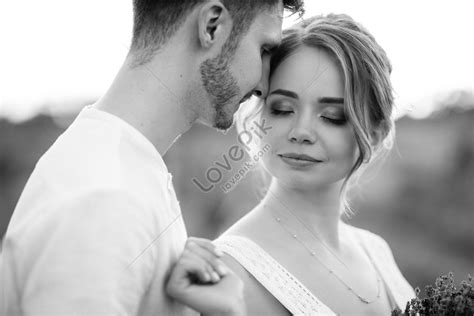 해질녘 마을 나들이 하얀색 원피스를 입은 소녀와 꽃다발을 들고 있는 흰색 셔츠를 입은 남자 사진 무료 다운로드 Lovepik