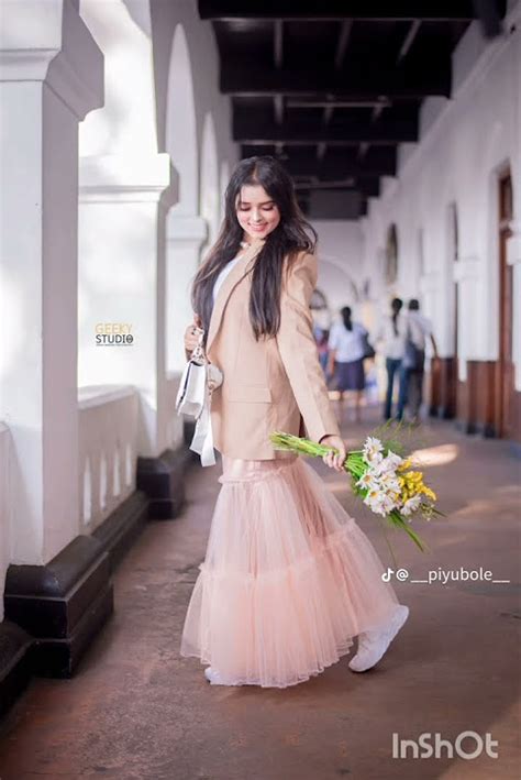 ඒ පොටෝ ෂූට් එකනම් ලස්සනයි අනිත්ම එකේ කුඩයක් අරන් ඉන්න ඇයි Trendingshorts Tiktok Shortvideo