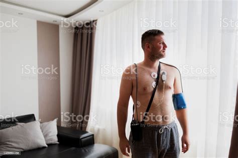 심장 모니터가있는 청년 심장 작업에 대한 연구 심장학 홀터 모니터 의료 진단 건강 관리 병원 심전도 센서 심전도 및 혈압 측정