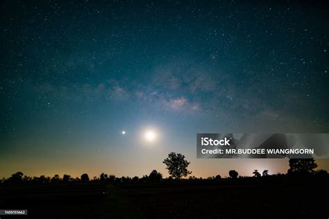 밤 풍경 은하수 길 어두운 하늘과 별이 빛나는 루프 은하수 밤하늘과 별 0명에 대한 스톡 사진 및 기타 이미지 0명 겨울 경관 Istock