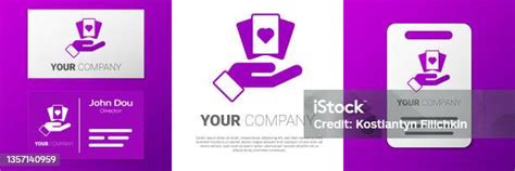 로고 타입 손 흰색 배경에 격리 카드 아이콘을 들고 카지노 게임 디자인 로고 디자인 템플릿 요소입니다 벡터 4가지 개체에 대한 스톡 벡터 아트 및 기타 이미지 Istock