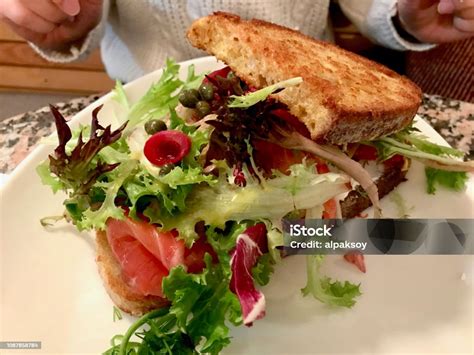 프렌치 토스트와 연어 그라브락스 샌드위치 그린 샐러드와 함께 제공 됩니다 그래블랙스에 대한 스톡 사진 및 기타 이미지 그래블랙스 딜 허브 물고기 Istock