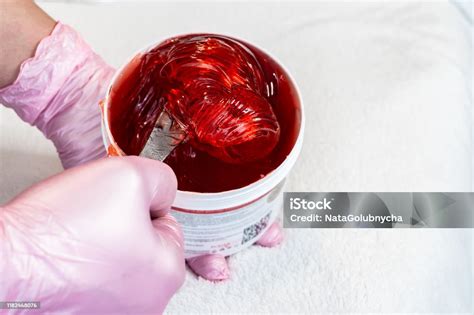 미용사의 손에 흰색 항아리에 빨간 투명 슈가링 페이스트 슈가링에 대한 스톡 사진 및 기타 이미지 슈가링 풀 문구류 Waxing Istock