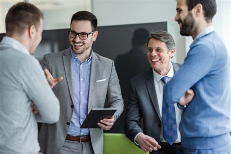 사무실에서 디지털 태블릿에서 작업하는 동안 말하는 행복한 사업가의 그룹 경영자에 대한 스톡 사진 및 기타 이미지 경영자 기업 문화 기업 비즈니스 Istock