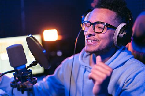 네온 조명으로 공연하는 녹음 스튜디오의 젊은 남성 가수 25 29세에 대한 스톡 사진 및 기타 이미지 25 29세 Performing Arts Event 가수