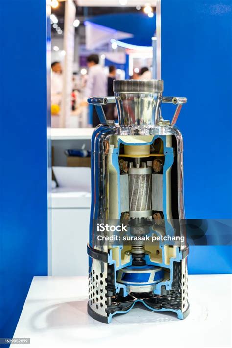 산업 분야에서 물 또는 액체 슬러지 폐수 등을 운반하기 위한 잠수할 수 있는 자동 펌프 또는 축류 펌프 내부의 단면 세부 구성 요소 공학에 대한 스톡 사진 및 기타 이미지