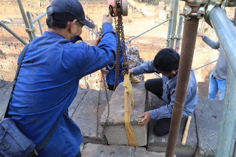 អាជ្ញាធរជាតិអប្សរាធ្វើការជួសជុលកម្រាលថ្មភក់ជ្រុងនិរតី នៅជាន់លើបង្អស់ របស់ប្រាសាទប្រែរូប