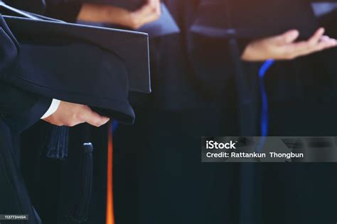 학생의 손에 모자를 들고 대학 졸업 성공의 졸업생 컨셉 교육 축 졸업식 소프트 포커스 졸업식에 대한 스톡 사진 및 기타 이미지 Istock