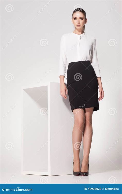 La Belle Femme Avec De Longues Jambes Sexy A Habillé La Pose élégante