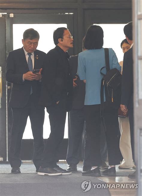 간담회 마치고 의원들과 얘기하는 박주민 위원장 연합뉴스