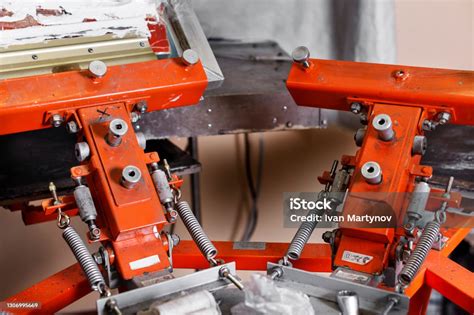 인쇄 스크리닝 장치 세리그래피 제작 디자인 스튜디오에서 실크 스크린 방법으로 티셔츠에 이미지를 인쇄합니다 T 셔츠에 대한 스톡 사진 및 기타 이미지 Istock