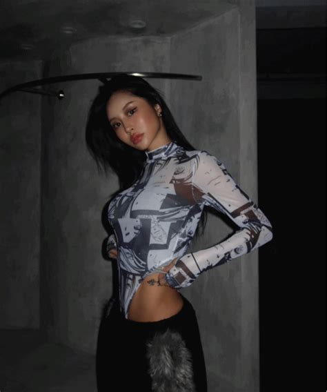 [바디수트 글램] 아이돌 시스루 크롭 바디수트 하이넥 망가 애니툰 롱슬리브 스판 유니크 Y2k 댄서 촬영 4계절 댄서 에이블리