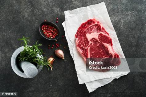 생 신선한 립아이 스테이크 또는 립아이 스테이크 생 신선한 대리석 고기 Ribeye 블랙 앵거스와 조미료 후추 로즈마리 타임 오래된 나무 소박한 배경에 소금 평면도 및 복사