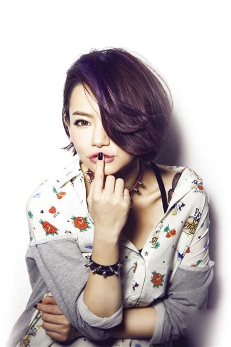 戚薇个人资料：戚薇出柜同性女友林子君完婚照片曝光家庭背景【明星】 风尚中国网 时尚奢侈品新媒体平台