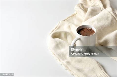 커피 한 잔과 흰색 색상의 따뜻한 스웨터와 겨울 아늑한 배경 당신의 창의력을위한 템플릿 공간을 복사합니다 0명에 대한 스톡 사진