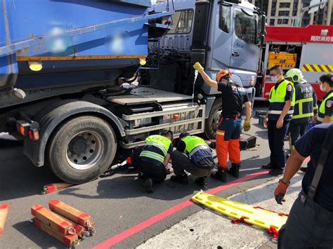 聯結車路口轉彎擦撞腳踏車 騎士右腳骨折變形送醫 中華日報中華新聞雲
