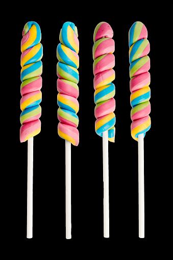 검은 색 배경에 고립 된 플라스틱 스틱에 장착 된 긴 잡동사리 롤리 팝 세트 무지개 캐러멜 옥수수 시럽을 곁들인 경화 자크로 구성된 과자 0명에 대한 스톡 사진 및 기타