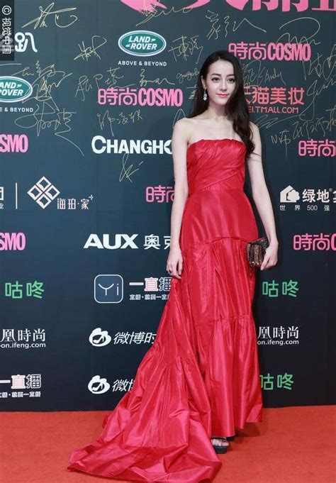 20岁关晓彤与25岁迪丽热巴撞衫！相差5岁，鹿晗看完都无奈摇头了手机凤凰网