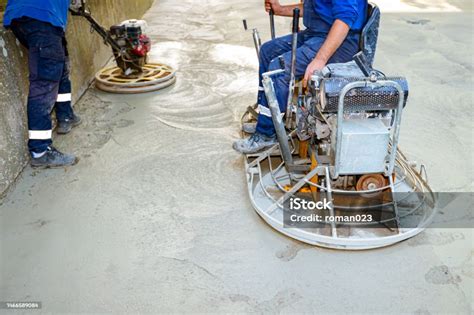 엔진이있는 두 가지 유형의 전동 흙손 마무리 기계 콘크리트 표면 평탄화 2명에 대한 스톡 사진 및 기타 이미지 2명 가솔린 건설 기계류 Istock