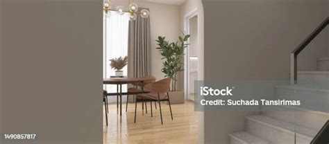 빈 베이지색 벽 대리석 바닥 식당으로 가는 계단 복고풍 나무 테이블 창문에서 햇빛이 비치는 쪽모이 세공 마루 바닥에 있는 의자에 부드러운 아치 출입구 0명에 대한 스톡 사진