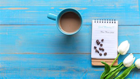 크리스마스와 새해 복 많은 새해 2021 흰색 백합과 흰색 오래된 나무 배경에 메모 텍스트 인사말 카드에 대한 공간을 복사합니다 커피 마실 것에 대한 스톡 사진 및 기타