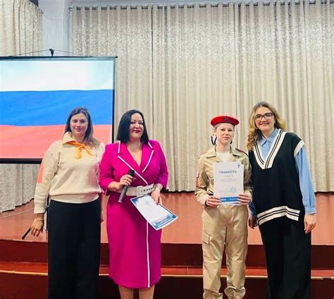 勇懶懶勇勇懶懶懶 懶勇懶勇懶懶勇 勇В Алчевской средней школе №15 учебная неделя началась с выноса флагов и