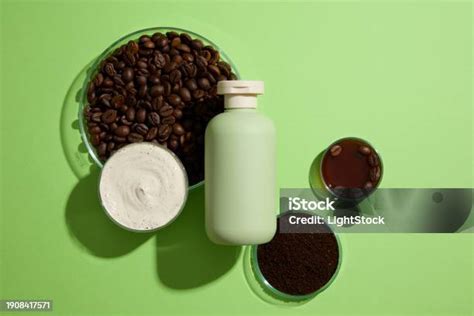 녹색 배경에 페트리 접시 용기 커피 콩 커피 찌꺼기 및 크림 질감에 표시된 녹색 병 광고용 모형 장면 스킨케어를 위한 천연 성분 0명에 대한 스톡 사진 및 기타 이미지